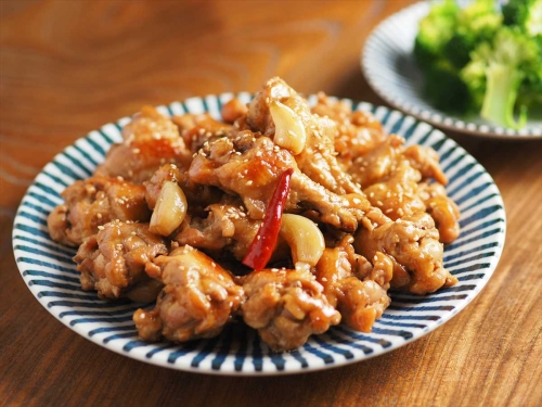 1kgの手羽元をフライパンで大量調理！さっぱりおいしい「手羽元の甘酢煮」レシピ-筋肉料理人連載 | フーディストノート