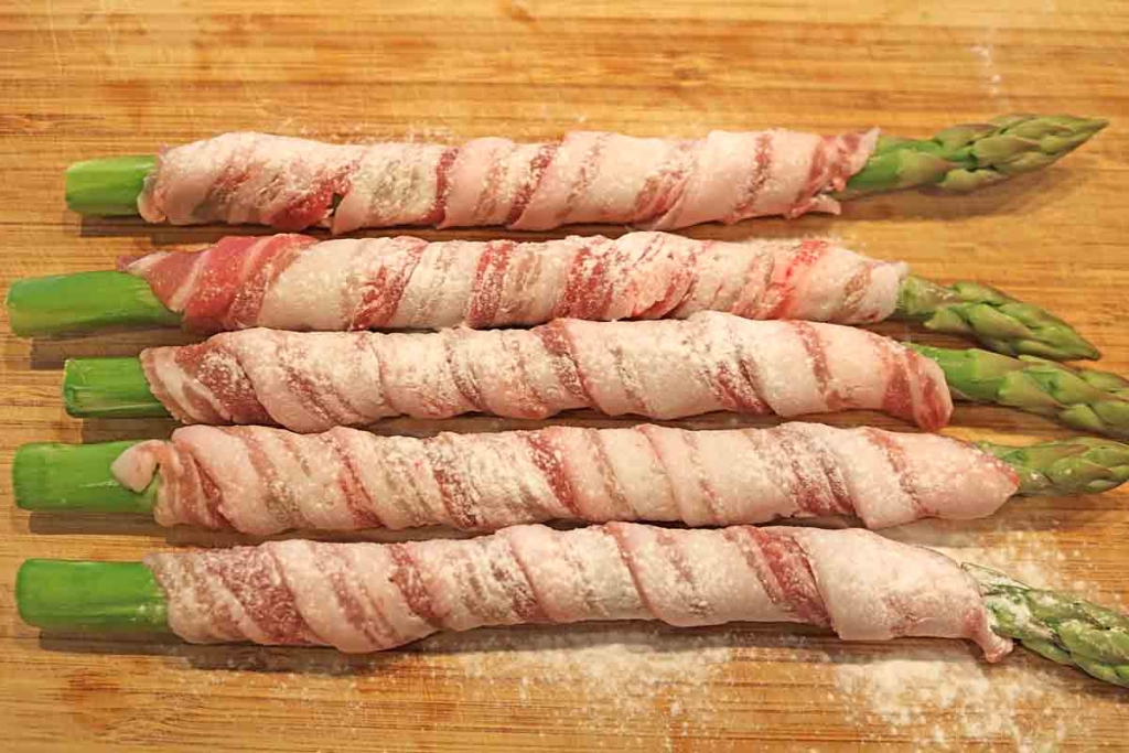 カリカリ＆ジューシー！「まるごとアスパラの豚肉巻きカレー風味」-ぱお連載 | フーディストノート
