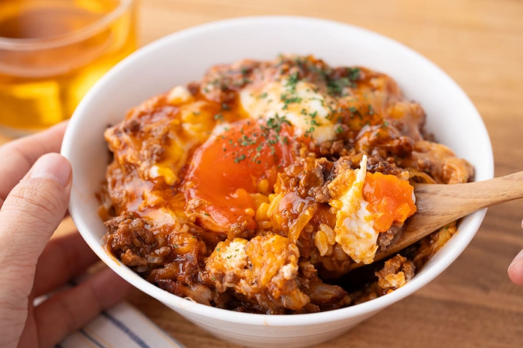 ハンバーグを丸めずに超時短！じゅわっと肉汁広がる「のっけロコモコ丼」-もあいかすみ(@moaiskitchen)連載 | フーディストノート