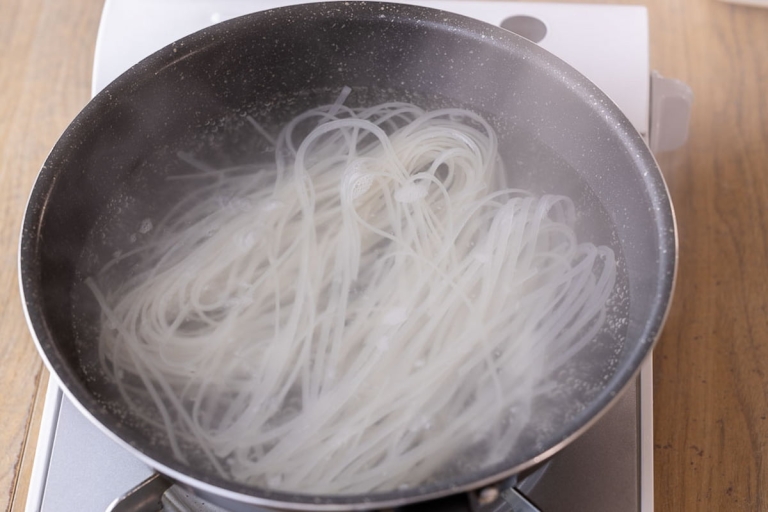 おうちで手軽にタイ料理！「ぷりぷりえびのパッタイ」は材料をサッと炒めて完成♪-もあいかすみ(@moaiskitchen)連載 | フーディストノート